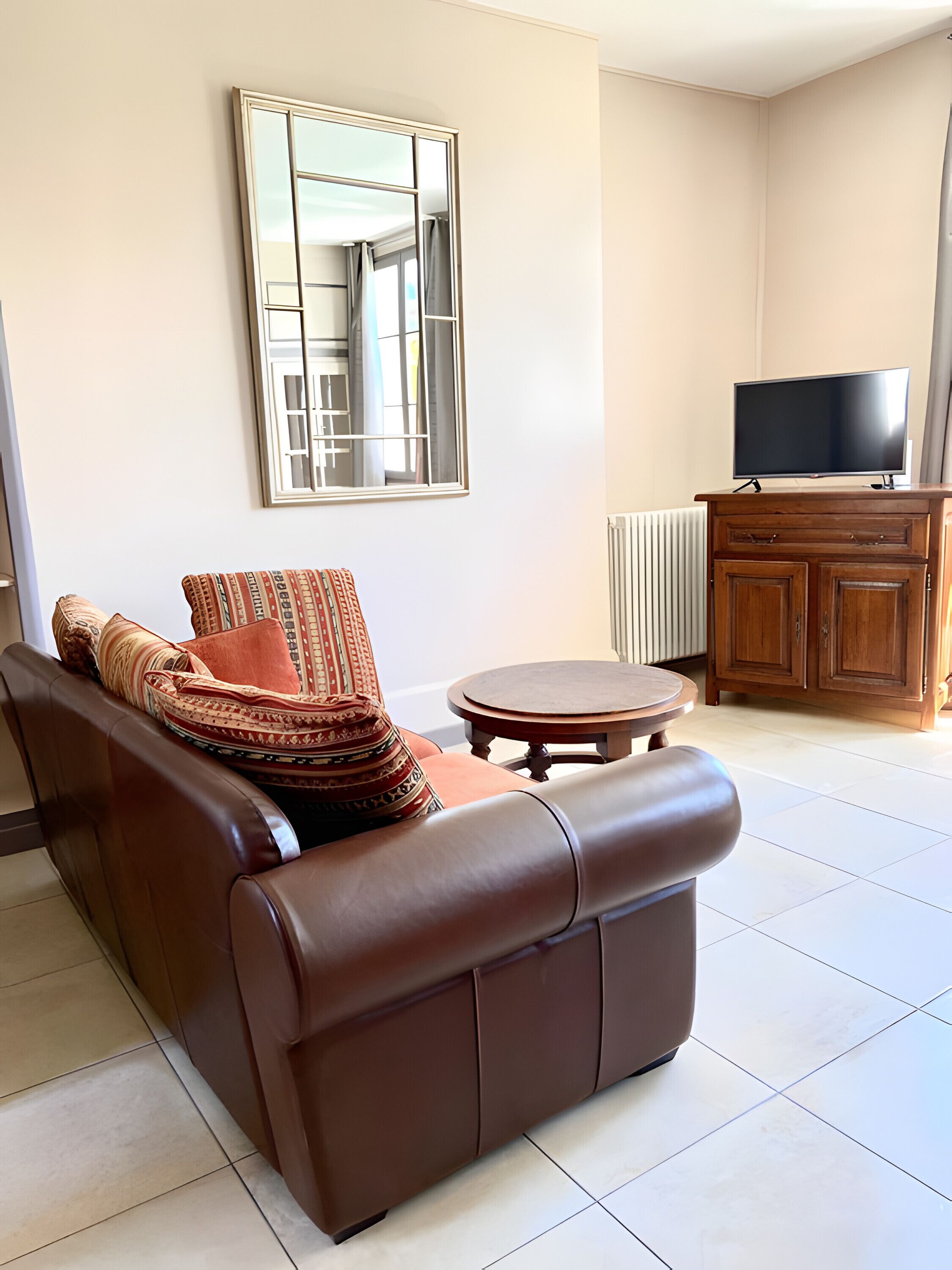 Appartement 'La Tourelle Des Cordeliers' Avec Terrasse Privée, Jardin Commun Et Wi-fi - Loches