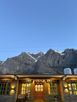 Fachada da propriedade à noite