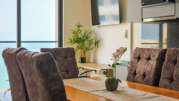 Apartamento superior, sacada, vista para a praia | Sala de jantar
