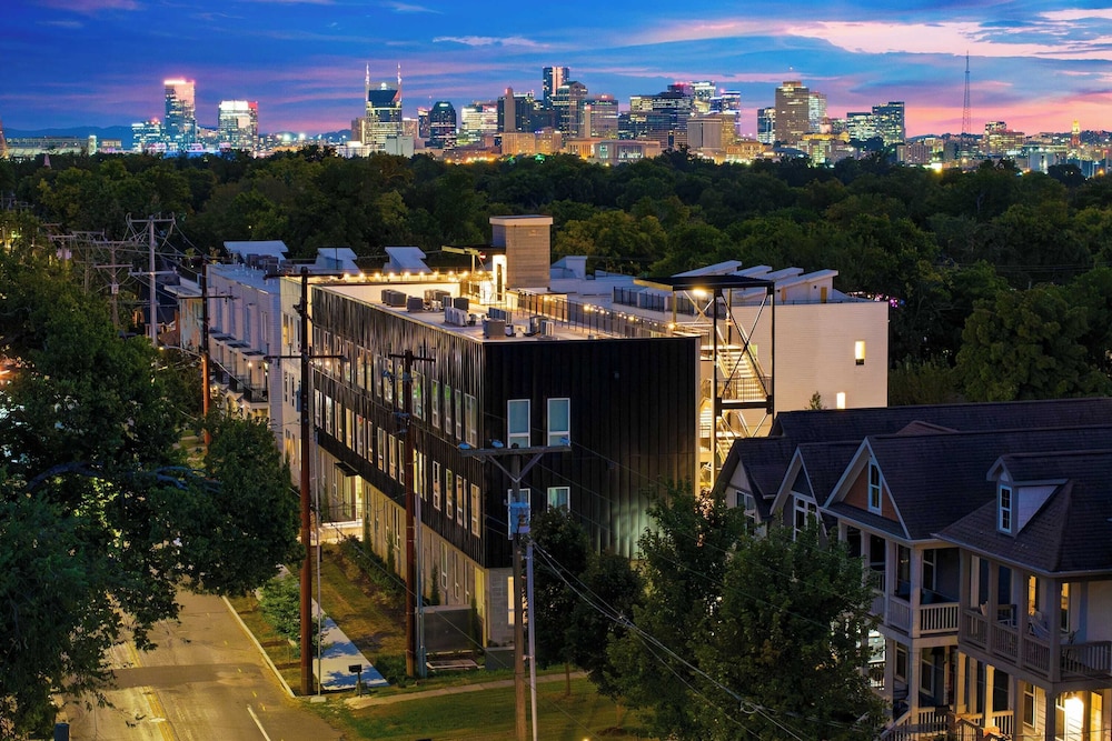 Sleeps 16 2 Homes Next Door + Walk To Dining & Music Lischey Loft & The Bloom House By Avantstay - Nashville, TN