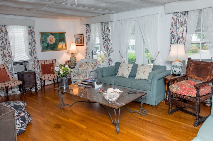Historic Oak Bluffs Cottage Porch With View - Falmouth, MA