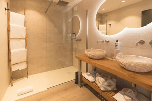 Quarto Familiar, várias camas, varanda, vista para o mar | Casa de banho