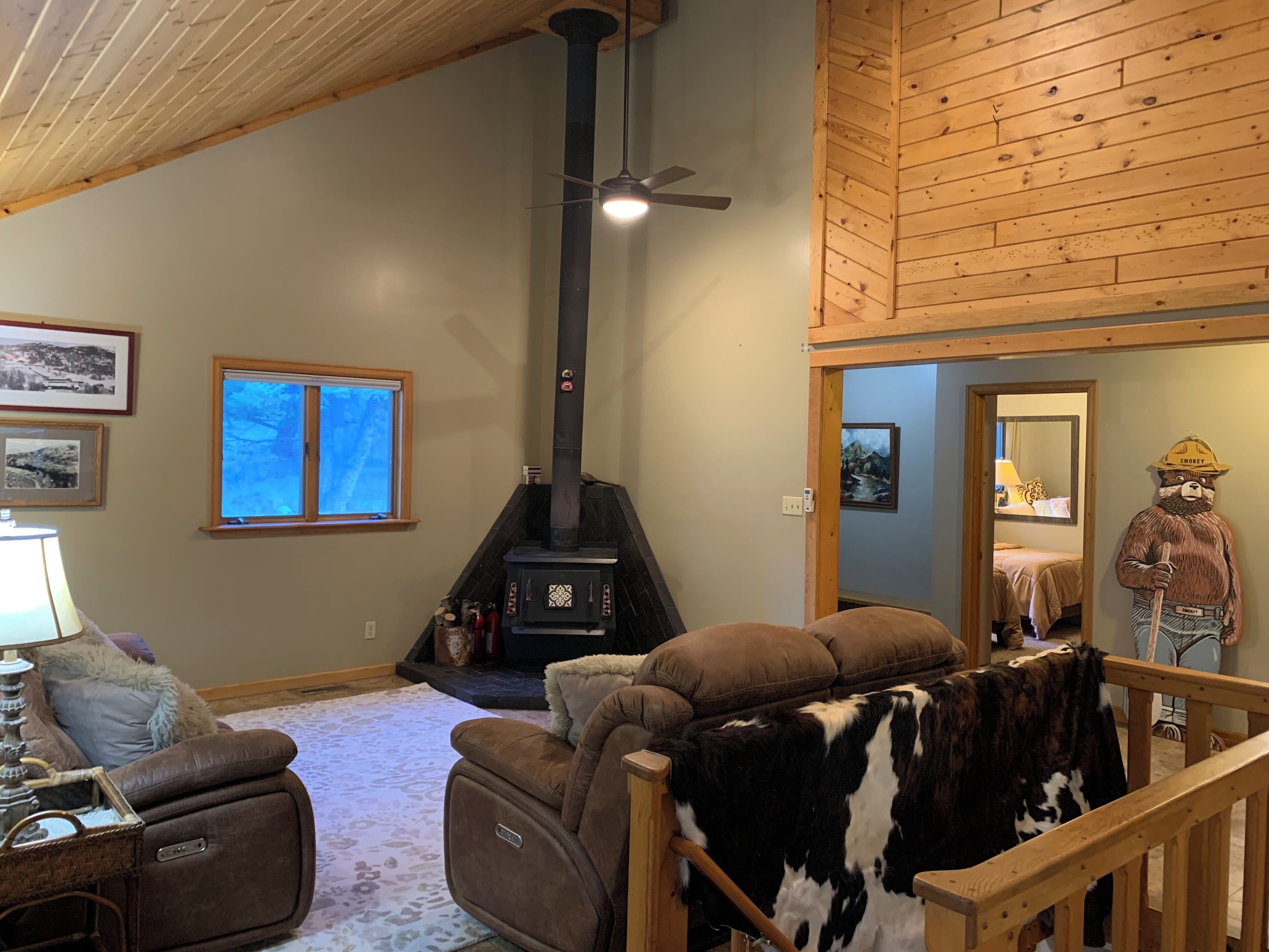 New! On Bear Creek~ Treed Seclusion~ Serene~ 4 Living Rooms~ 4 Miles To Gardiner - Gardiner, MT