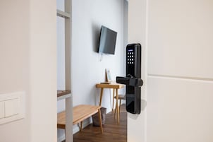 Quarto Duplo Deluxe, varanda, Vista para a cidade | Casa de banho | Um polibã, um chuveiro fixo, artigos de higiene pessoal grátis