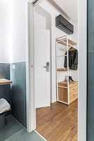 Quarto Duplo Deluxe, varanda, Vista para a cidade | Sala de estar | TV de ecrã plano, Netflix, filmes pagos, serviços de streaming 