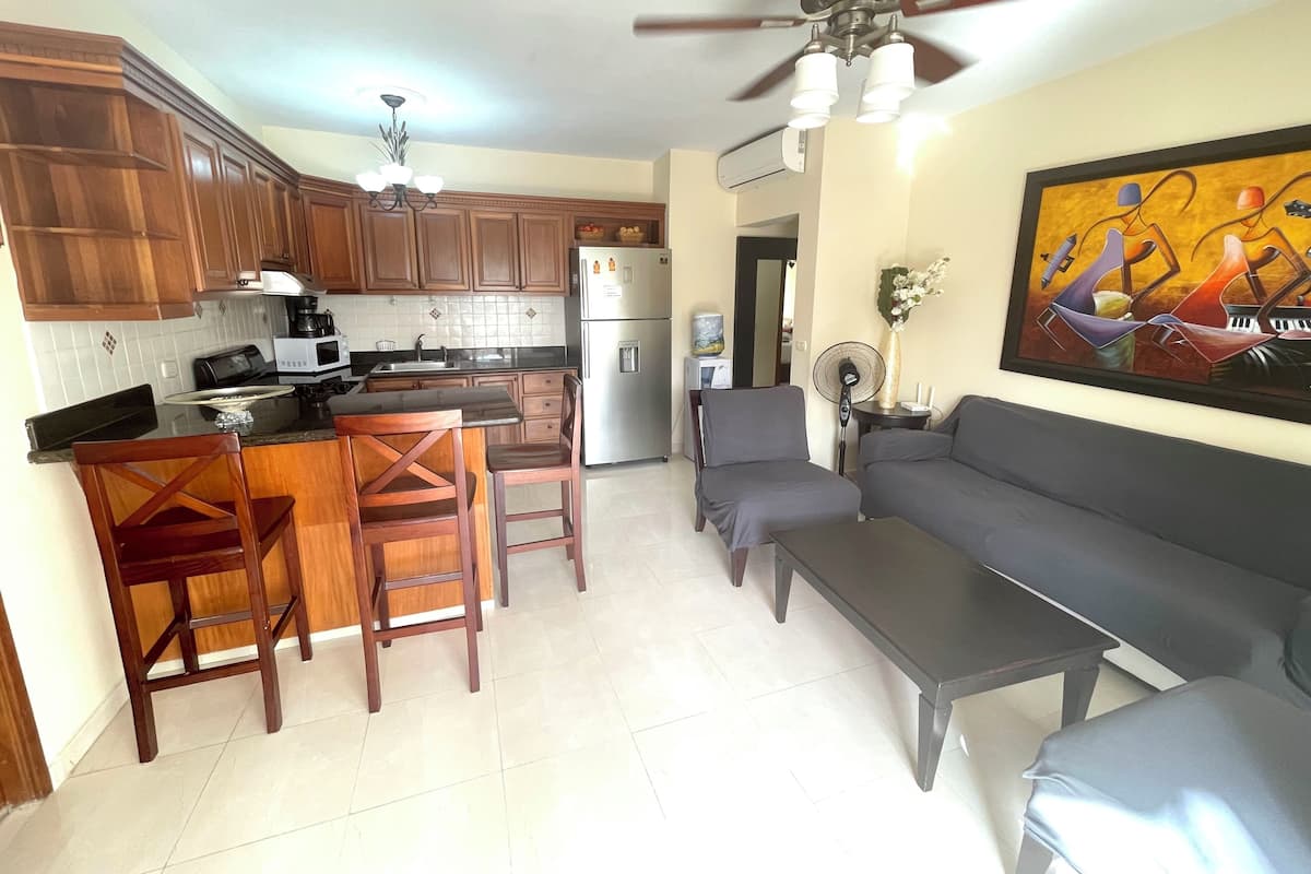 Apartamento Deluxe, vista para a piscina | Sala de estar