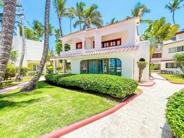 Vila, vista para o jardim, ao lado da praia | Terraço/pátio