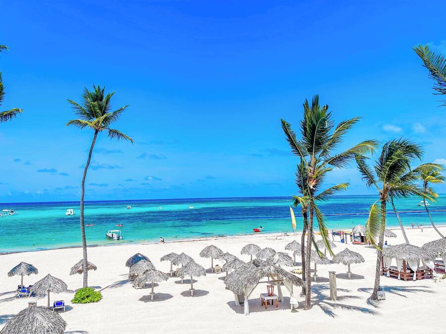 Na praia, praia de areia branca, espreguiçadeiras, guarda-sóis de praia