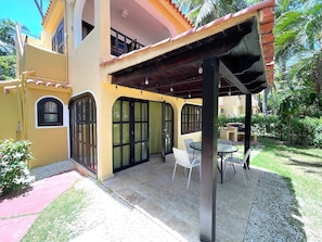 Villa Deluxe, vista para o jardim | Terraço/pátio interior