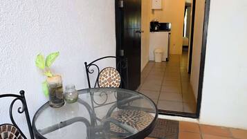 Estúdio família, vista para o pátio | Terraço/pátio