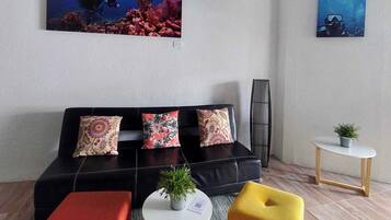 Dormitório compartilhado conforto, vista para o pátio | Área de estar