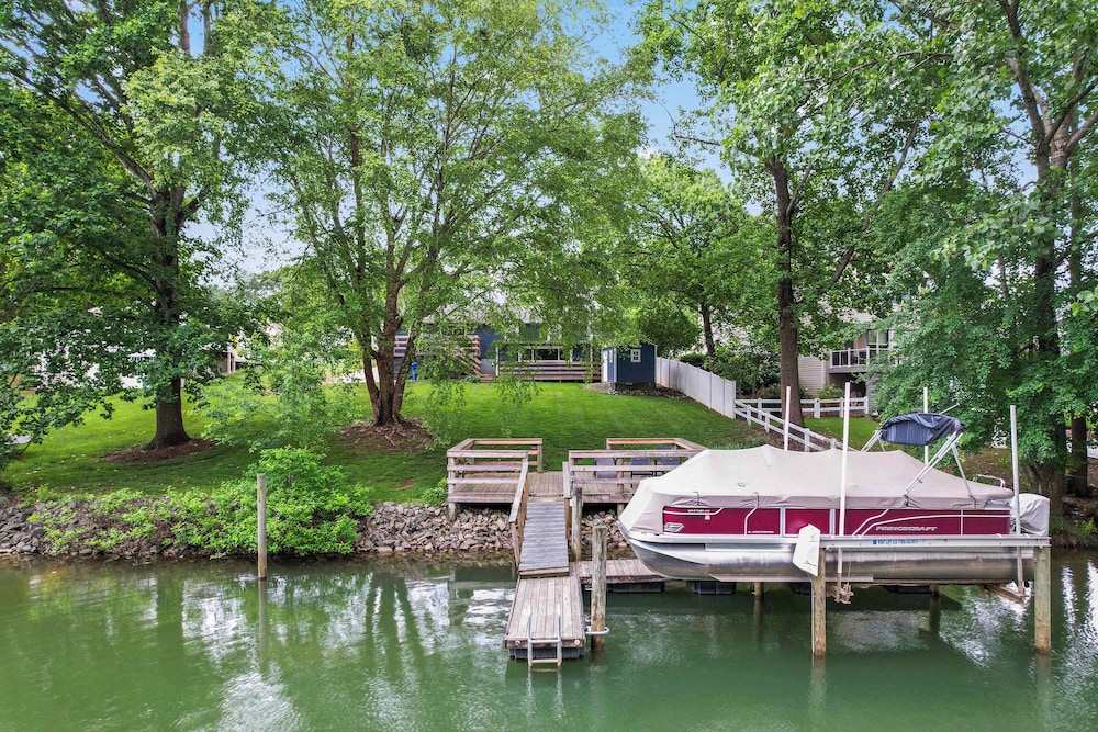 The Blue Bungalow Stay For 8 - Mooresville, NC