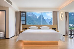 Suite de Luxo, vista para a montanha | Secretária, secretária adequada para computadores portáteis 