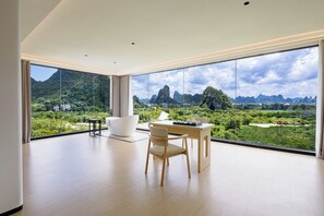 Suite de Luxo, vista para a montanha | Secretária, secretária adequada para computadores portáteis 