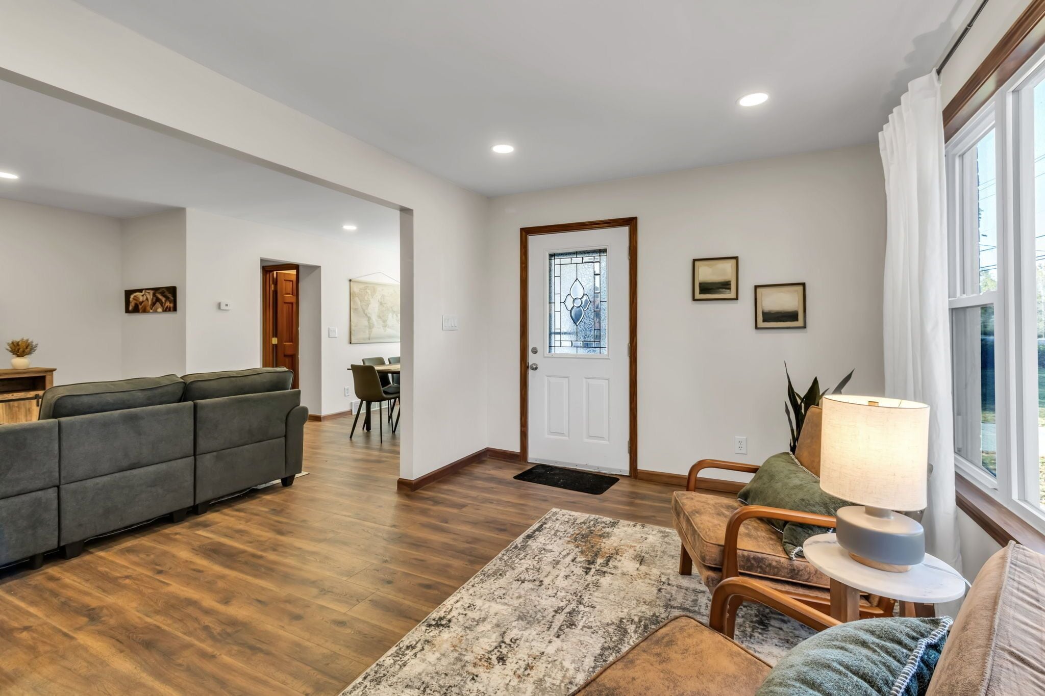 3 Bedroom Fully Renovated House In Alden Ny Sleeps 12! - Akron, NY