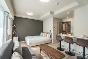 Quarto Duplo Deluxe, varanda | Sala de estar | Televisor LCD de 55 polegadas com canais via satélite