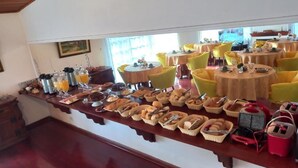 Disposição de buffet com diversos alimentos e utensílios.