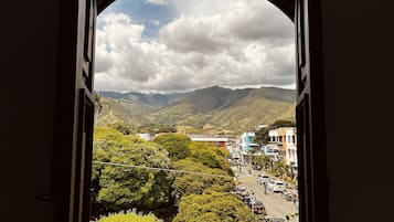 Suite Júnior, Vista para a cidade | Cofre no quarto, secretária, Wi-fi grátis, roupa de cama fornecida