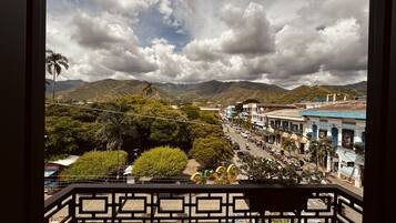 Suite Júnior, Vista para a cidade | Cofre no quarto, secretária, Wi-fi grátis, roupa de cama fornecida