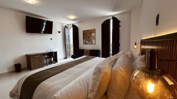 Suite Júnior, Vista para a cidade | Cofre no quarto, secretária, Wi-fi grátis, roupa de cama fornecida