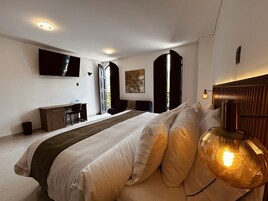 Suíte júnior, vista para a cidade | Cofres nos quartos, escrivaninha, Wi-Fi de cortesia, roupa de cama