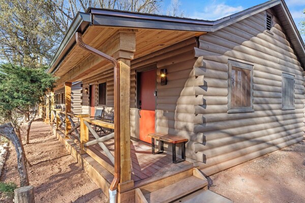 Timber Lodge Cabins 29 - Cheyenne Mountain Zoo, Colorado Springs