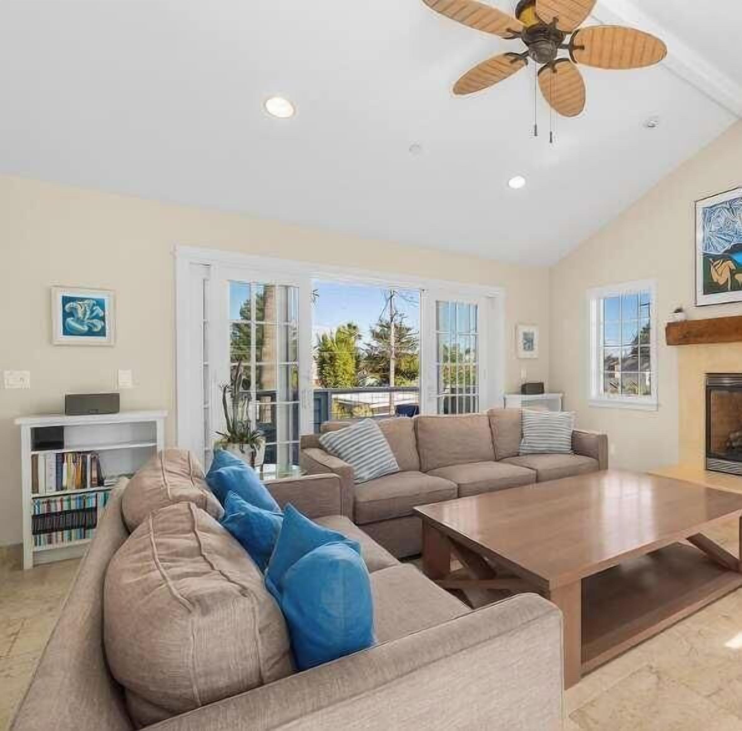 Gorgeous Pleasure Point Home - Sleeps 10! - Capitola, CA