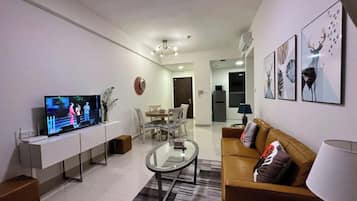 Apartamento Deluxe, 3 quartos, cozinha, Vista para a cidade | Sala de estar | Televisor de 16 polegadas com canais digitais