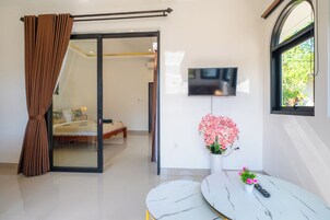 Apartamento Deluxe | Minibar, secretária 