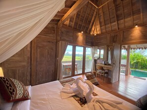 Villa Deluxe, vista para o jardim | Cofre no quarto, secretária