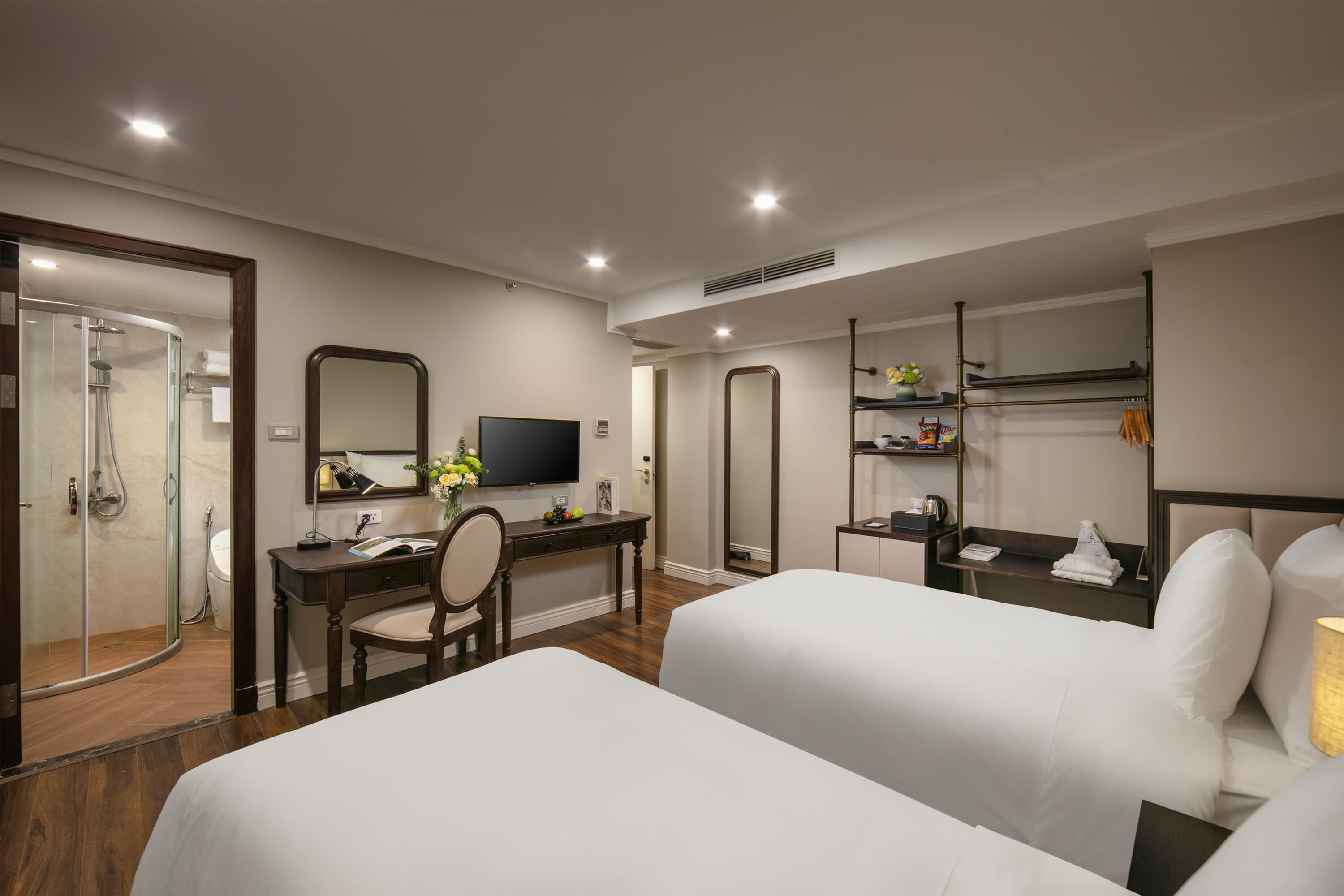 Quarto Quádruplo Deluxe, Vista para a cidade (Connecting) | Cofre no quarto, secretária 