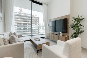 Apartamento luxo, sacada, vista para a cidade | Área de estar | Smart TV 55 polegadas com canais digitais