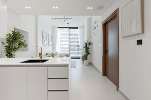 Apartamento luxo, sacada, vista para a cidade | Área de estar | Smart TV 55 polegadas com canais digitais