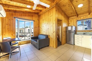 Economy 2 Bedroom Villa | Sala de estar