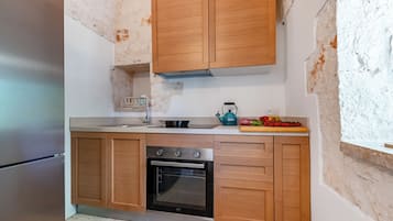 Villa Familiar, vários quartos, 2 casas de banho, junto à montanha (Lamia Terra) | Cozinha privada | Um frigorífico, um forno, uma placa de cozinha, uma cafeteira/bule