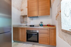 Vila família, vários quartos, 2 banheiros, ao lado da montanha (Lamia Terra) | Cozinha privada | Geladeira, fogão, cooktop, cafeteira/chaleira