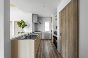 Geladeira, micro-ondas, cooktop, lava-louças