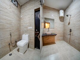 Chuveiro, secador de cabelo, toalhas de banho, sabonete