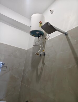 Quarto Deluxe | Casa de banho | Um polibã, artigos de higiene pessoal grátis, toalhas fornecidas, sabão