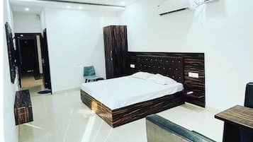 Quarto luxo | Escrivaninha, Wi-Fi de cortesia, roupa de cama