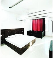 Quarto luxo | Escrivaninha, Wi-Fi de cortesia, roupa de cama