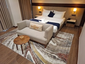 Suite Júnior, varanda, Vista para a cidade | Cofre no quarto, secretária