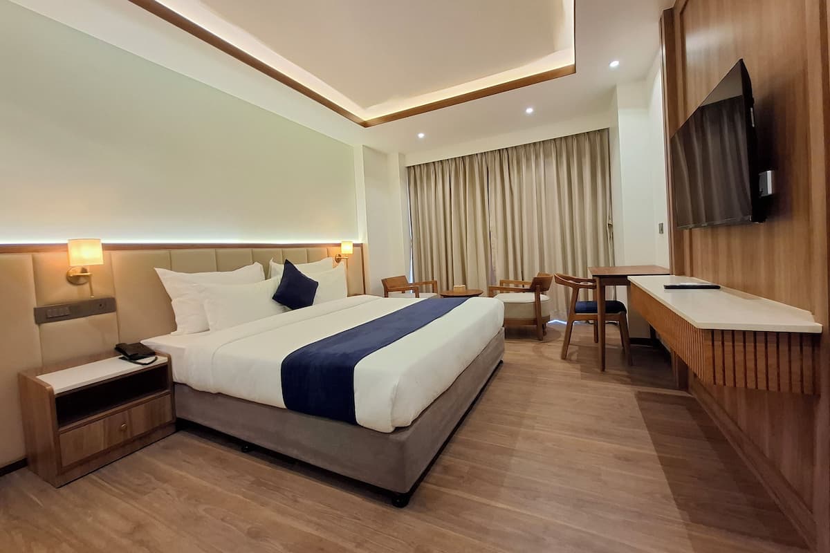 Quarto Duplo Superior, varanda, Vista para a cidade | Cofre no quarto, secretária