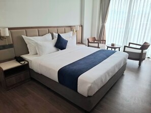 Quarto Duplo Superior, varanda, Vista para a cidade | Cofre no quarto, secretária