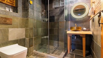 Suite Presidencial, não fumadores, varanda | Casa de banho | Chinelos