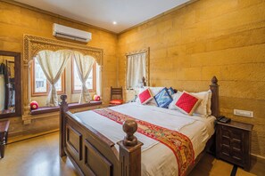 Quarto luxo, sacada, vista para a cidade | Escrivaninha, espaço de trabalho para notebook, Wi-Fi de cortesia