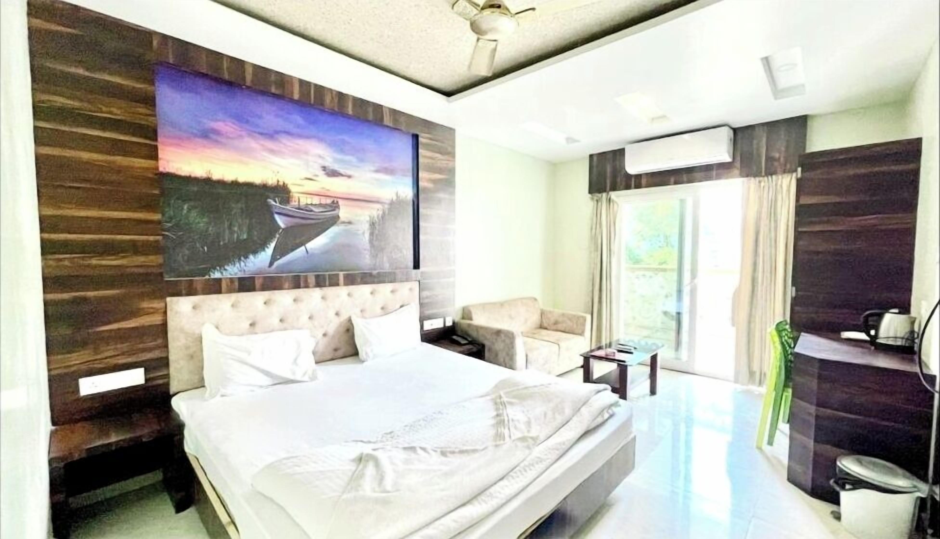 Quarto quádruplo luxo | Roupas de cama premium, escrivaninha, espaço de trabalho para notebook