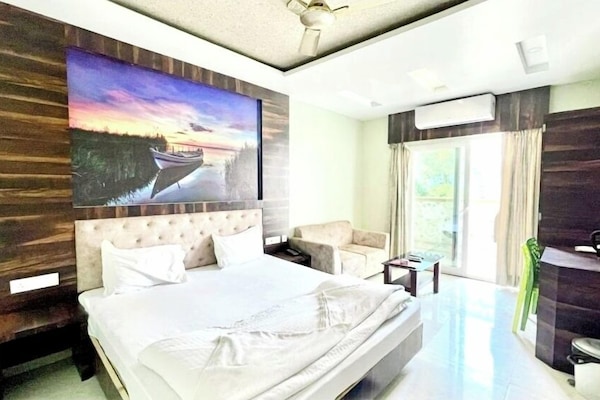 Quarto quádruplo luxo | Roupas de cama premium, escrivaninha, espaço de trabalho para notebook