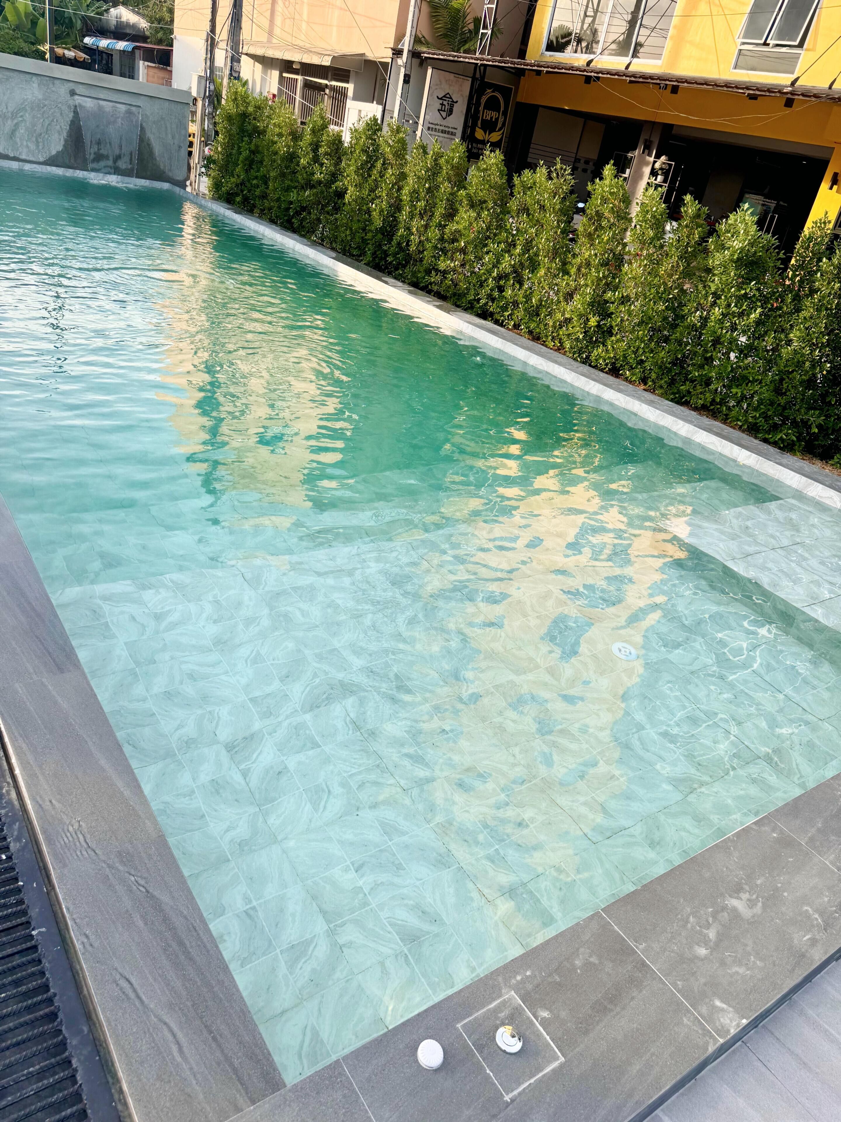 Piscina exterior, da(s) 9:30 à(s) 21:00, guarda-sóis, espreguiçadeiras 