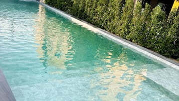 Piscina exterior, da(s) 9:30 à(s) 21:00, guarda-sóis, espreguiçadeiras